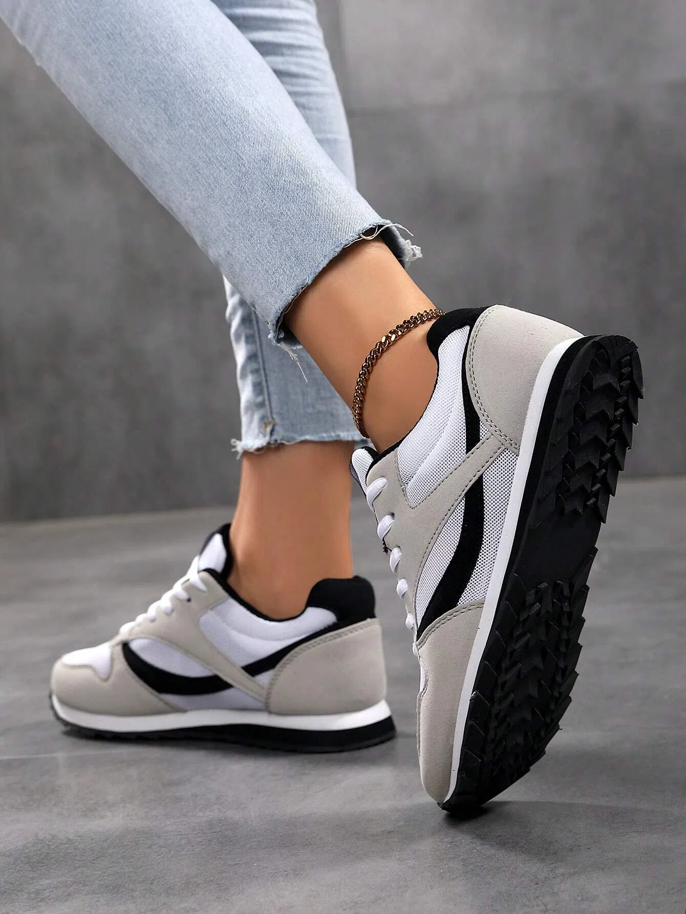 Women Retro Round Toe Lace-Up Comfortable Flat Sneakers
